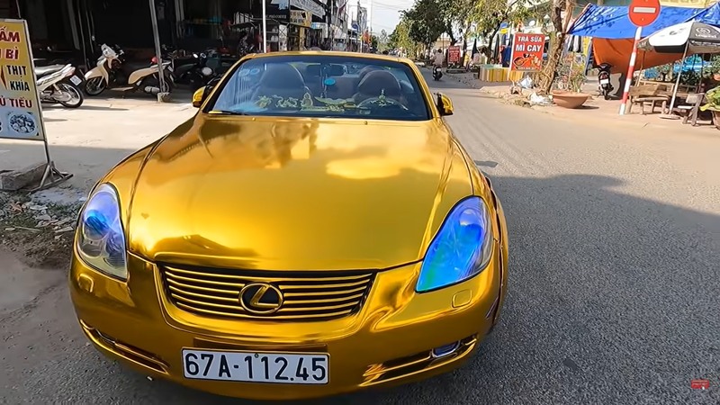 Đại gia miền Tây đắp vàng đầy người, di chuyển bằng xe Lexus dát vàng ...