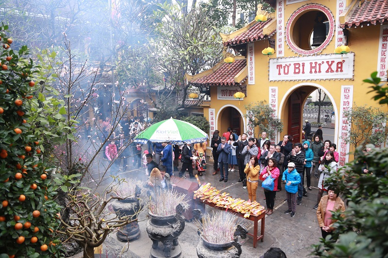 Người Hà Nội tấp nập đi lễ chùa sáng mùng 1 Tết mong Quốc thái dân an