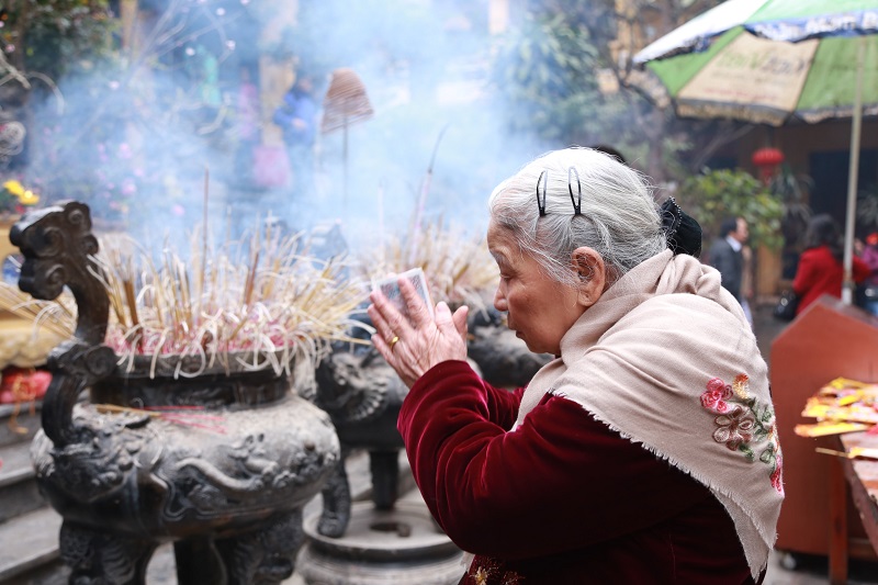 Người Hà Nội tấp nập đi lễ chùa sáng mùng 1 Tết mong Quốc thái dân an