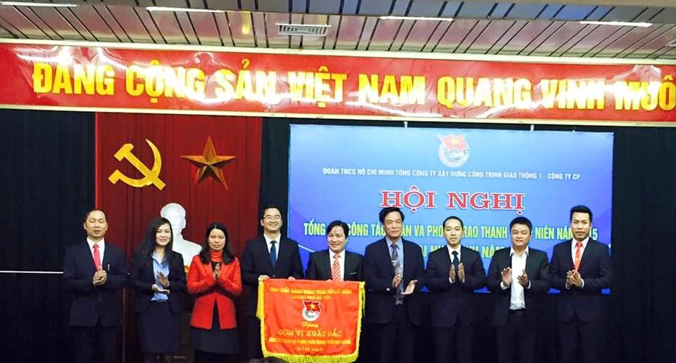 Đoàn thanh niên Cienco1 nhận cờ thi đua xuất sắc của Thành đoàn Hà Nội