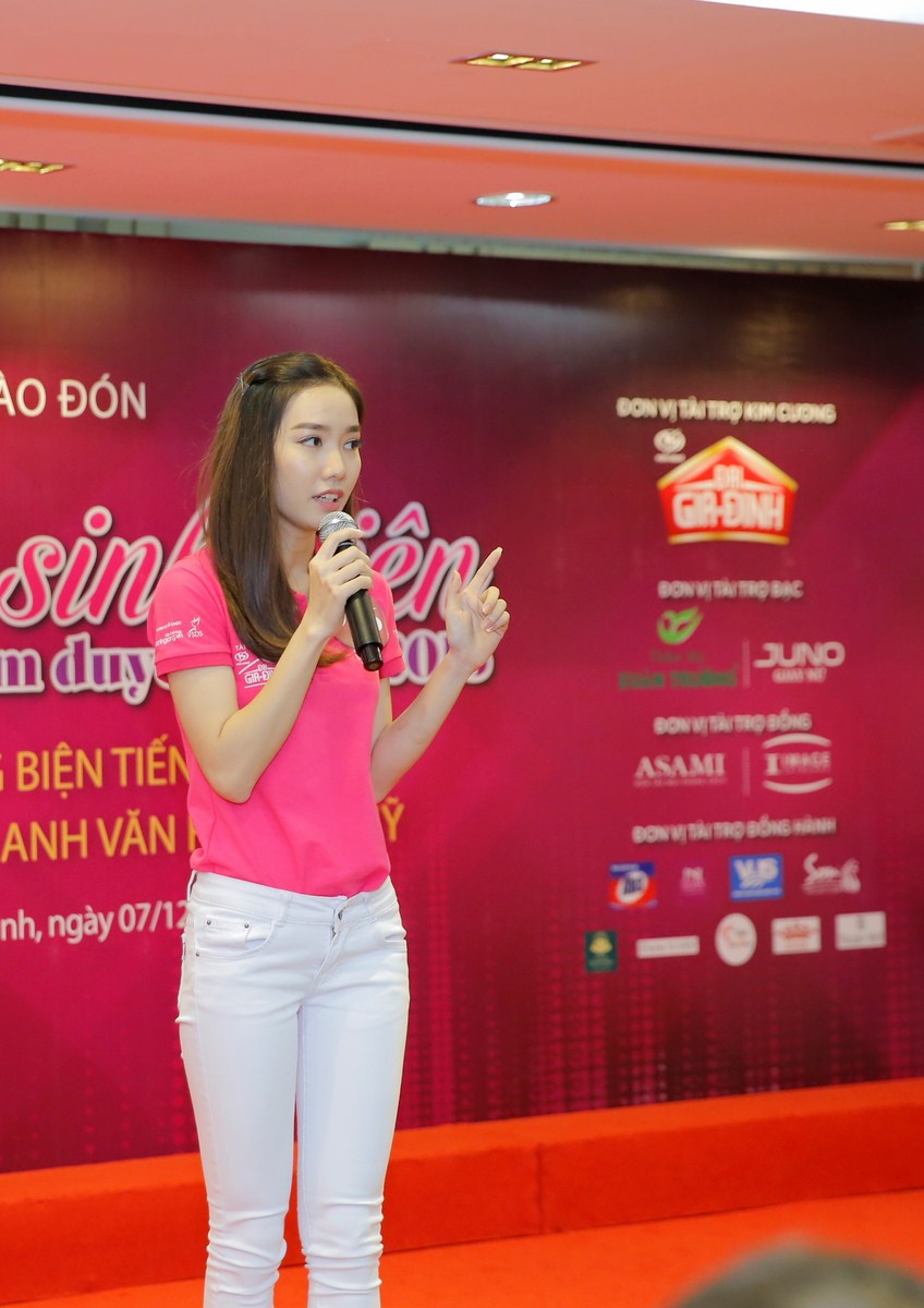 Top 50 nữ sinh viên Việt Nam duyên dáng hùng biện tiếng Anh