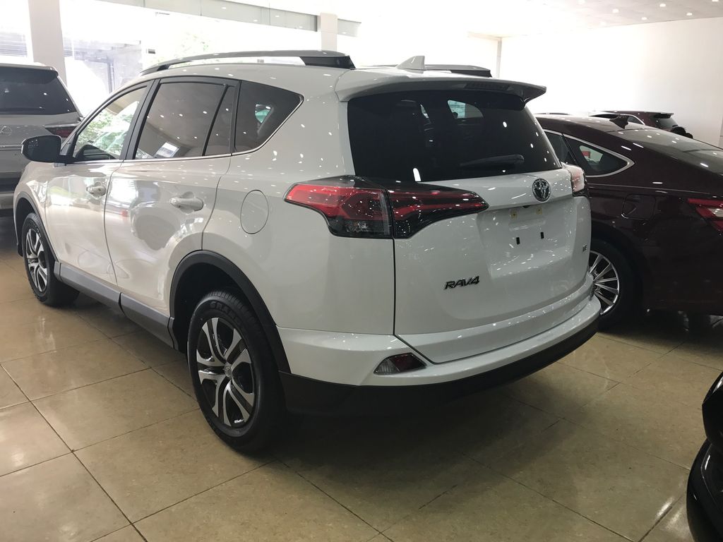Toyota RAV4 2017 đầu tiên tại Việt Nam có giá 2 tỷ đồng
