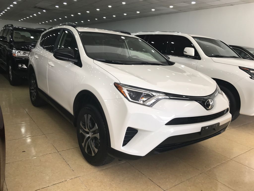 Toyota RAV4 2017 đầu tiên tại Việt Nam có giá 2 tỷ đồng