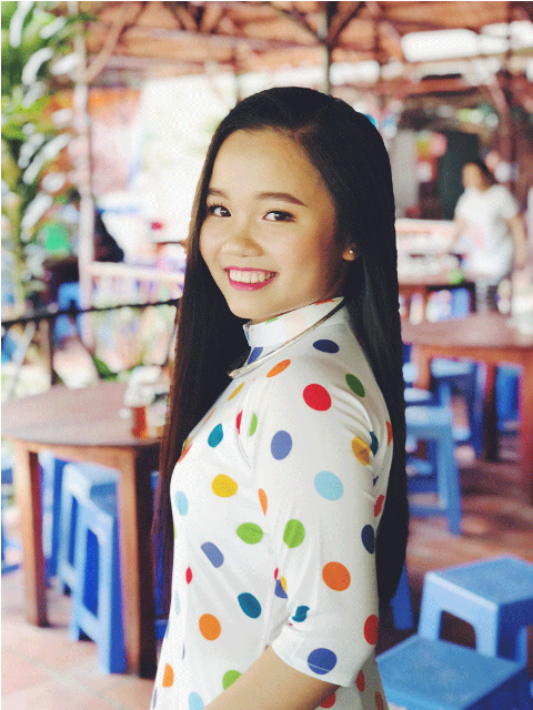 Nhật Lan Vy khoe "Áo mới Cà Mau"