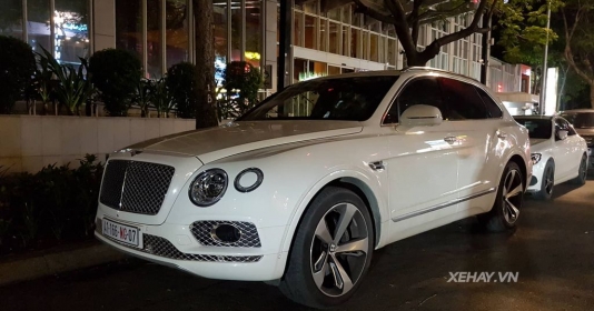 Gặp Bentley Bentayga màu trắng phiên bản 4 chỗ hàng hiếm trên phố Sài Gòn
