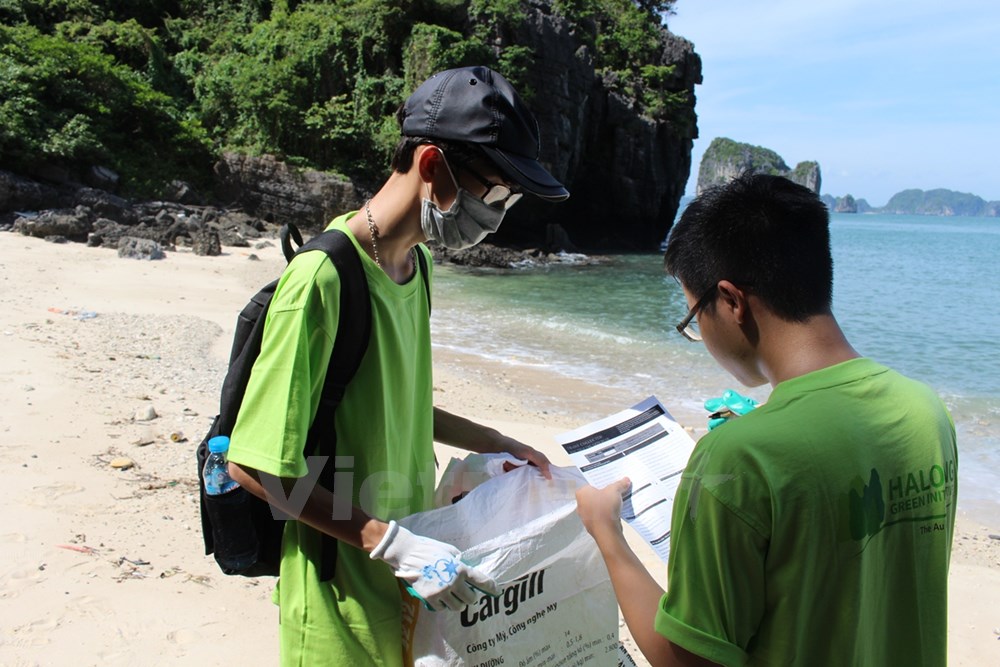 Tình nguyện viên gồng mình dọn rác thải ở Di sản Vịnh Hạ Long