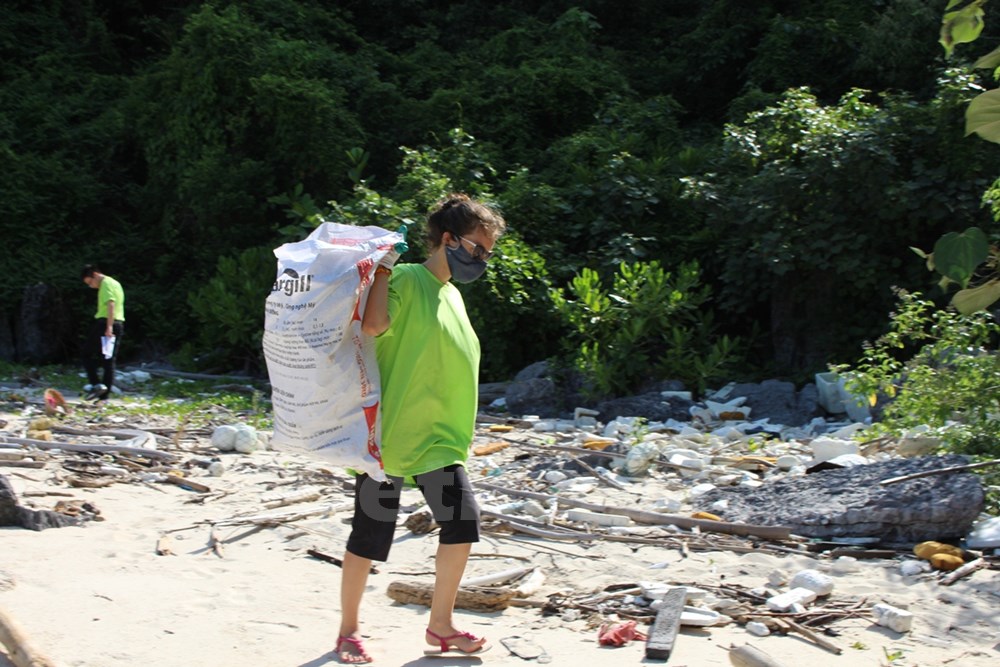 Tình nguyện viên gồng mình dọn rác thải ở Di sản Vịnh Hạ Long