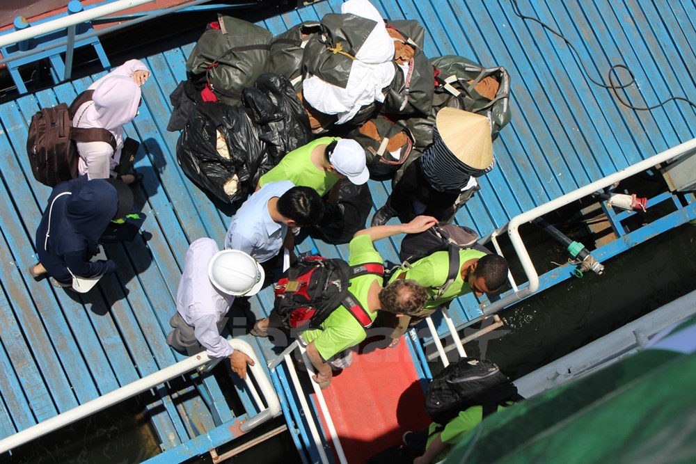 Tình nguyện viên gồng mình dọn rác thải ở Di sản Vịnh Hạ Long