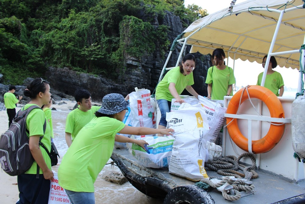 Tình nguyện viên gồng mình dọn rác thải ở Di sản Vịnh Hạ Long