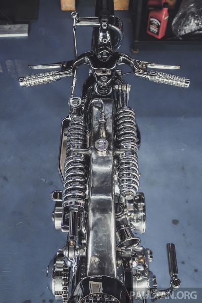 Khám phá xe máy độ "thân xe kim loại trần" đặc sắc từ Eastern Bobber