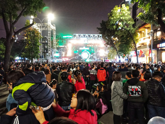 Dòng người đổ về Hồ Gươm chờ đợi khoảnh khắc Countdown-đếm ngược